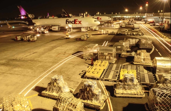 Les coulisses de l'aéroport Roissy Charles de Gaulle. - Hubert Raguet ...