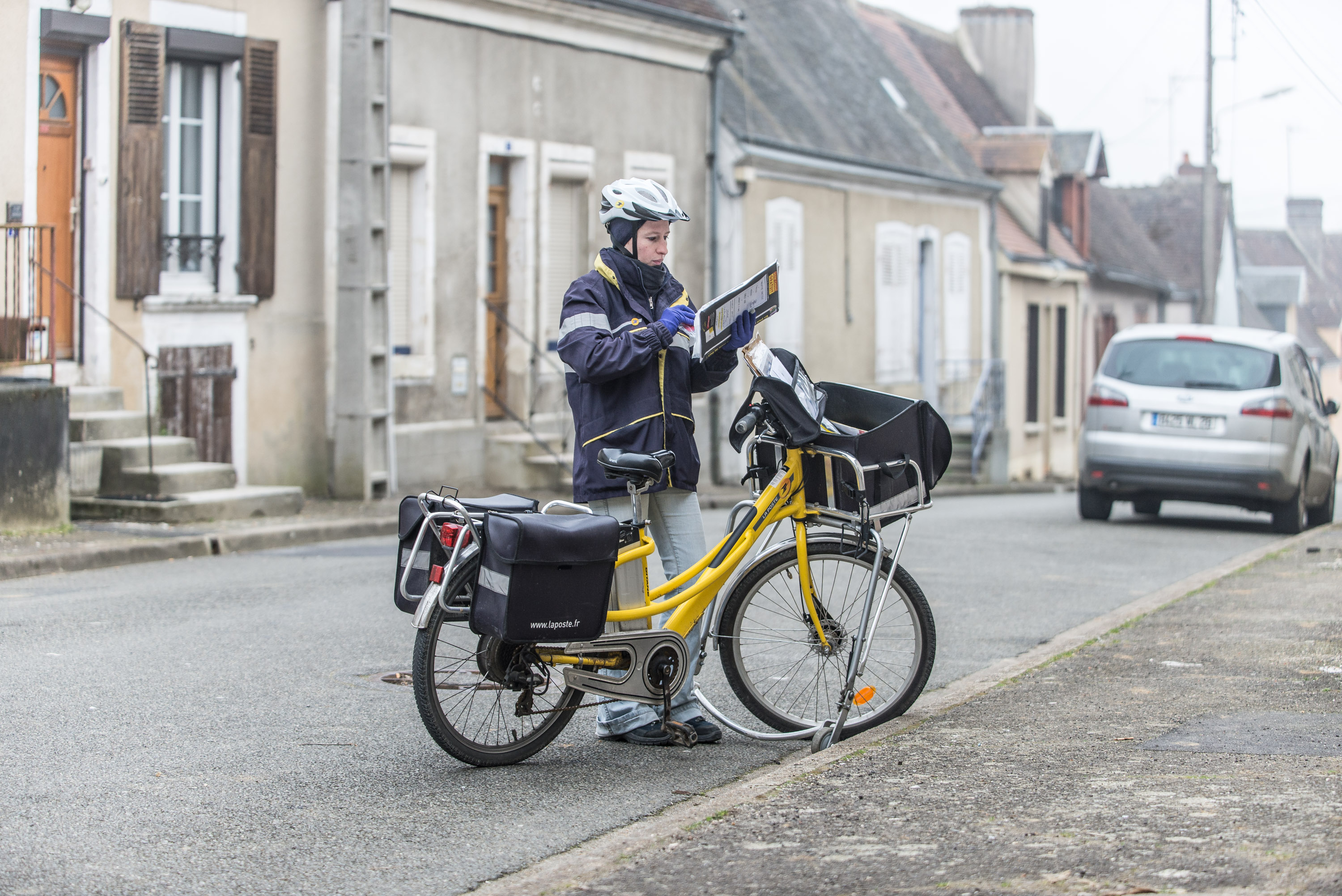 Reportage photographique sur la tournée d'une factrice pour La Poste