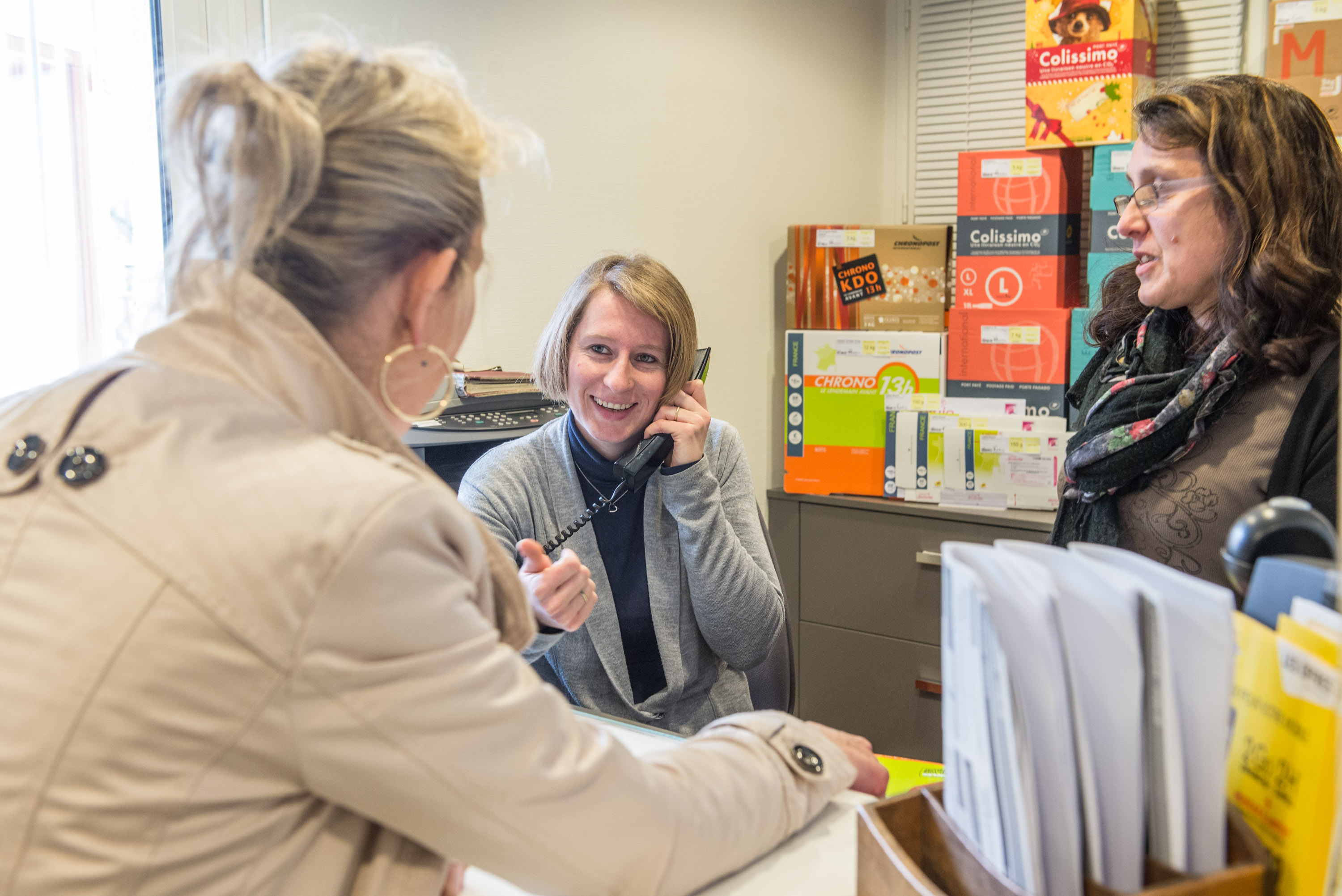 Reportage photographique sur la tournée d'une factrice pour La Poste