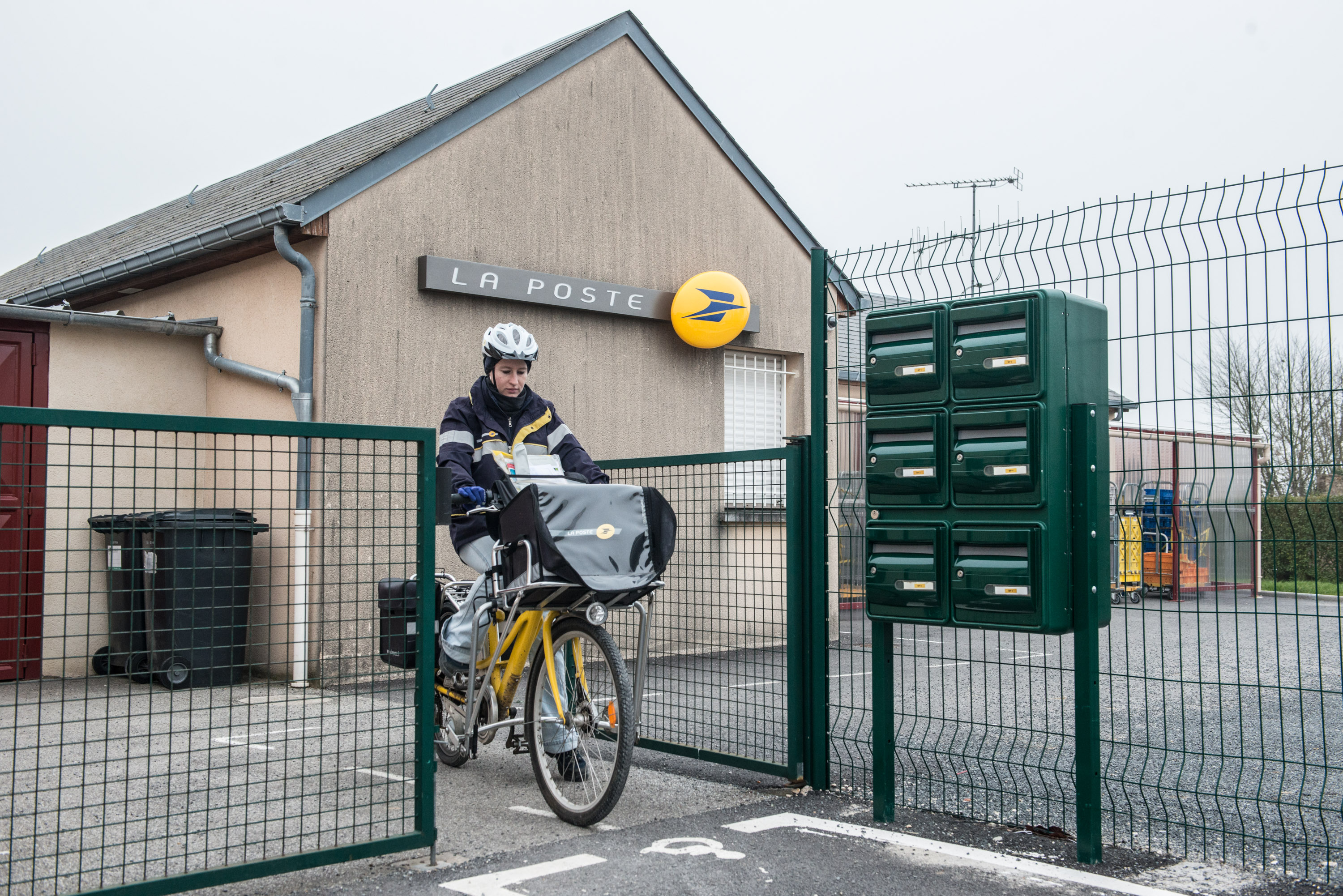 Reportage photographique sur la tournée d'une factrice pour La Poste